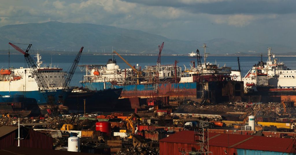 WORLD MARITIME : GO GLOBAL GREENS – Maersk Signs One-Of-A-Kind Deal ...